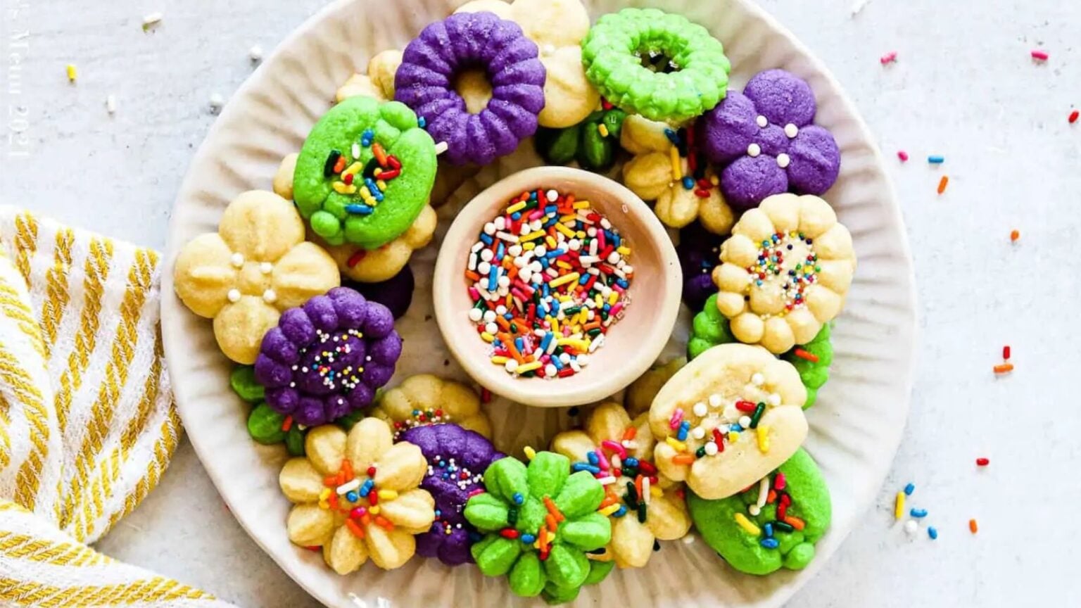 29 Classic Christmas Cookies People Bake Every Year - Binky's Culinary ...