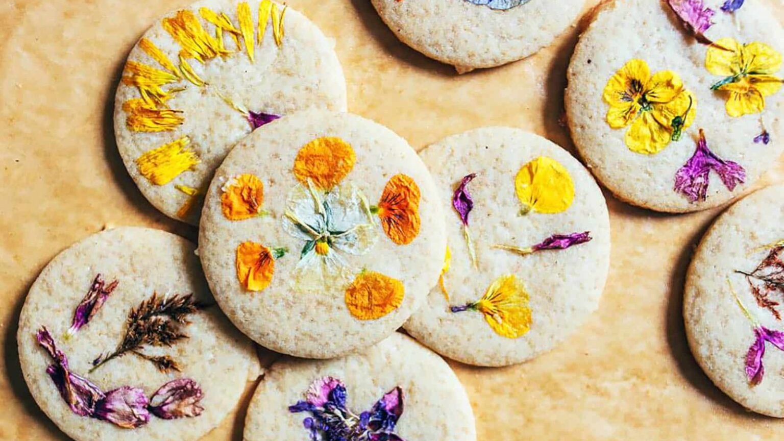 20 Beautiful Edible Flower Desserts That Taste As Good As They Look ...